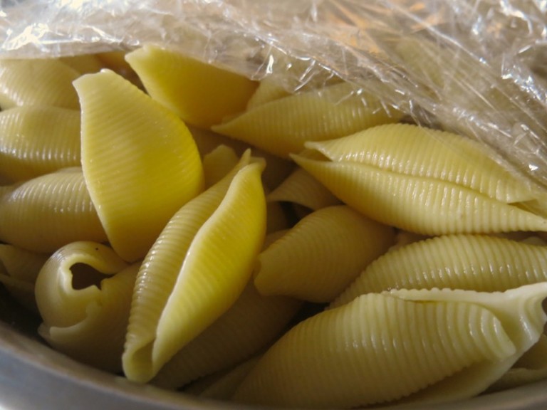 Giant Stuffed Spinach and Ricotta Pasta Shells